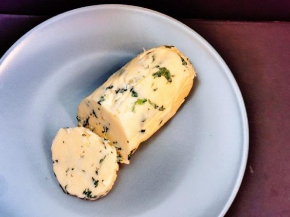 Hjemmelavet hvidløgssmør med persille | opskrifter | GastroFun.dk