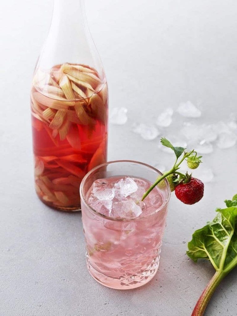 Rabarber GT (Gin & Tonic) | opskrifter | GastroFun.dk