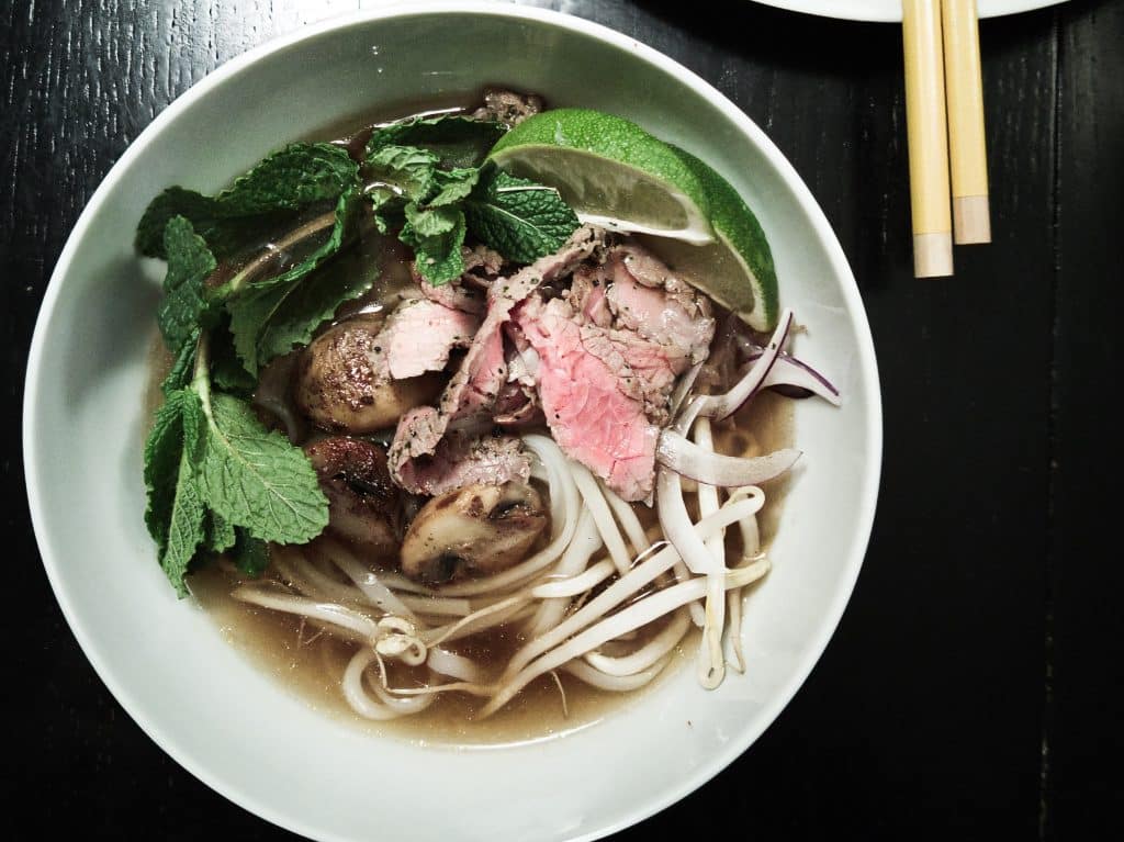 10 asiatiske retter du bare må prøve – smag dig gennem Asien