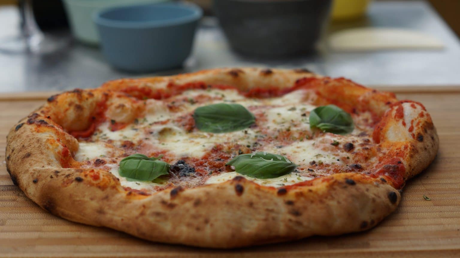 Sådan laver du pizza som i Italien: Se her hvordan den bliver helt ...