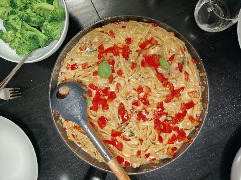 Klar på 30 minutter og fuld af smag: Nem pastaret med fløde og kylling ...