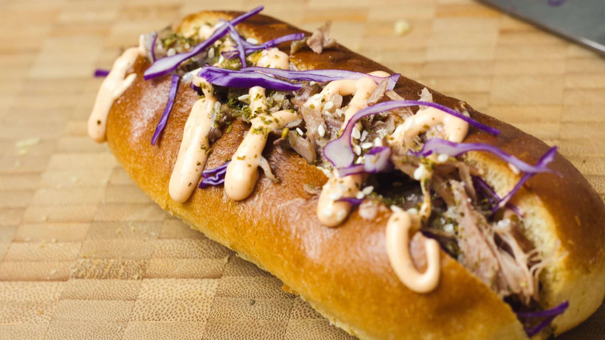 Hot Duck – hotdog med confiteret and og spidskål - GastroFun.dk